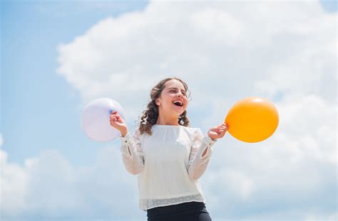 파티를 위한 풍선 쾌활한 소녀는 재미있게 지내십시오 여름 방학 및 휴가 행복은 간단합니다 행복 개념입니다 자유 개념입니다 어린