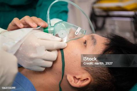 병원 수술실에서 환자 응급 처치와 산소 마스크를 들고 의사와 조수의 클로즈업 손 외과 의사 치유 및 수술 호흡 문제 의료 및 건강 기기 남성에 대한 스톡 사진 및 기타