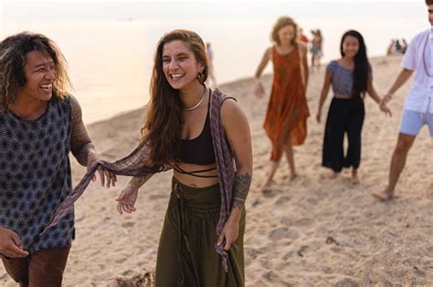 친구들과 일몰 동안 해변에서 즐거운 시간을 보내는 다인종 커플 25 29세에 대한 스톡 사진 및 기타 이미지 25 29세 걷기 긍정적인 감정 표현 Istock