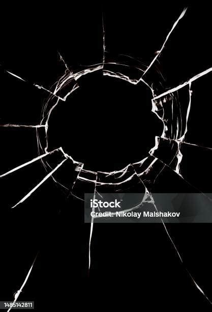 깨진 유리창 총알이나 스매시로 인한 구멍이 있는 금이 간 유리의 배경 검은색 배경의 추상적인 금이 간 질감 유리 재료에 대한 스톡 사진 및 기타 이미지 Istock