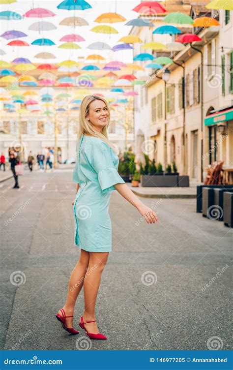 Portr T Im Freien Der Sch Nen Blonden Frau Redaktionelles Bild Bild Von Attraktiv Leuchte