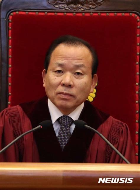 선고 준비 하는 김이수 헌법재판소장 권한대행