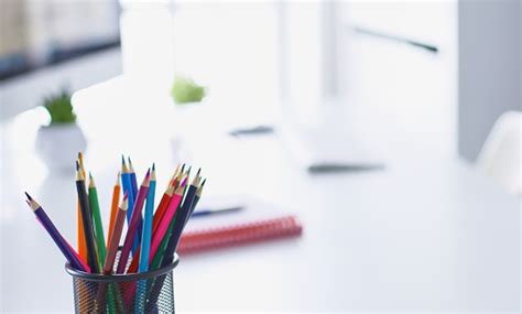 대리석 책상에 작업 프레 젠 테이 션 이랑 데스크톱 컴퓨터 및 사무 용품 노트북에 대한 스톡 사진 및 기타 이미지 노트북