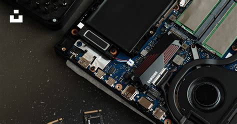 테이블 위에 놓인 고장난 노트북 컴퓨터 사진 Unsplash의 무료 노트북 어셈블리 이미지