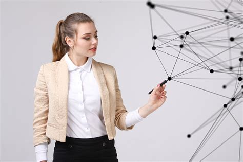 세계 네트워크 또는 무선 인터넷 연결 미래적인 컨셉트 작업 중인 여성 개념에 대한 스톡 사진 및 기타 이미지 개념 개념과