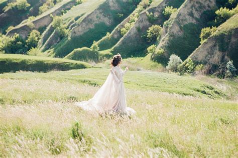 파인 아트 웨딩 사진입니다 아름 다운 신부 부케와 드레스 자연에서 기차와 함께 결혼식에 대한 스톡 사진 및 기타 이미지 결혼식 고풍스런 귀여운 Istock