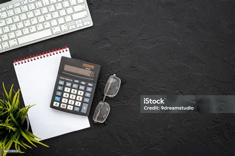 사무실 테이블에 계산기를 사용한 재무 회계 분석 평면도 개념에 대한 스톡 사진 및 기타 이미지 개념 개념과 주제 경제 Istock