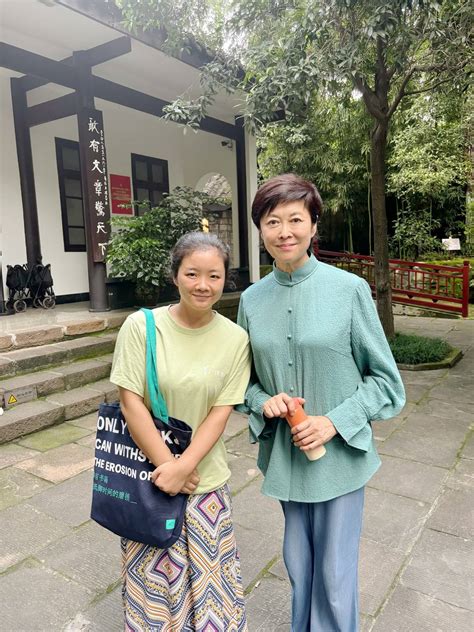 “退休十年”敬一丹：保持成熟稳重，依然“走在中年”｜封面专访 封面新闻