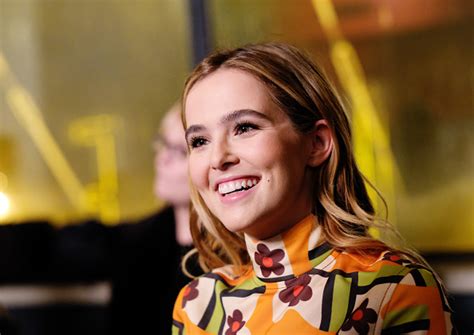 Zoey Deutchs Body Measurements Including Height Weight Bra Size
