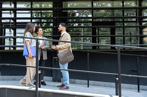 비즈니스 사람들 파트너 동료 팀 및 직원 여름 방학 전 마지막 회의 및 토론 두 명의 전문 사업가가 사무실 건물 밖에서 이야기하는 여성 사업가 Staff Meeting에