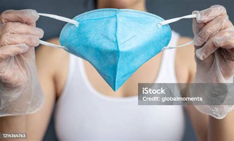바이러스 발병 질병으로부터 보호하기 위해 마스크와 장갑을 착용한 여성 코로나 바이러스 N95 페이스 마스크에 대한 스톡 사진 및 기타 이미지 N95 페이스 마스크