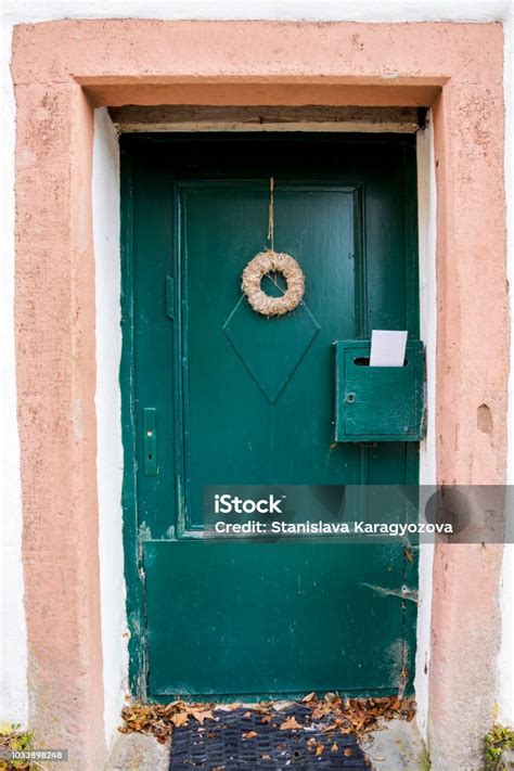 버려진된 독일 집 거미가 거미줄 장식 화 환과 편지 상자에 편지의 오래 된 입구 문 0명에 대한 스톡 사진 및 기타 이미지 0명 가을 가정 생활 Istock