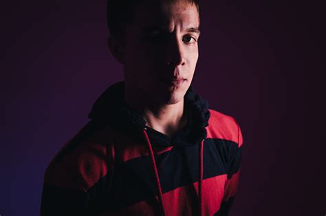 스튜디오에서 점퍼 댄스 현대 무용을 입은 청년 브레이크 댄스 댄스 스쿨 포스터입니다 공간을 복사합니다 전투 대회 발표 분홍색과 파란색 배경입니다 공연에 대한 스톡 사진 및