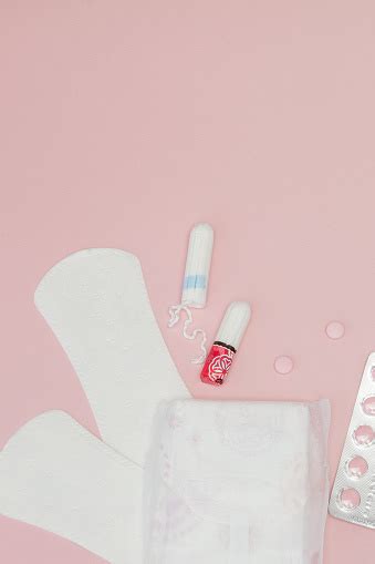 위생 패드와 탐폰 및 알 약 분홍색 배경 여자 중요 한 일 부인과 생리 주기 생리 위생 여성 위생 의료 개념입니다 평면도 평