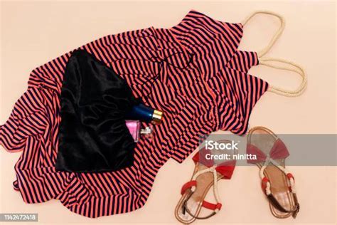 서머 컨셉 비치 샌들 블루 크림 튜브 맥시 드레스 보 틀 향수 0명에 대한 스톡 사진 및 기타 이미지 0명 개념 개념과