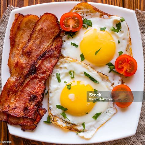 베이컨과 방울토마토를 곁들인 계란 후라이는 나무 배경에 냅킨에 있다 0명에 대한 스톡 사진 및 기타 이미지 0명 가공육 건강에 좋지 않은 음식 Istock