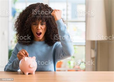 아프리카계 미국인 여자 저장 화가 돼지 저금통에 돈을 미친과 제기 손으로 소리 분노와 좌절 외치고 분노 개념 감정에 대한 스톡 사진 및 기타 이미지 Istock