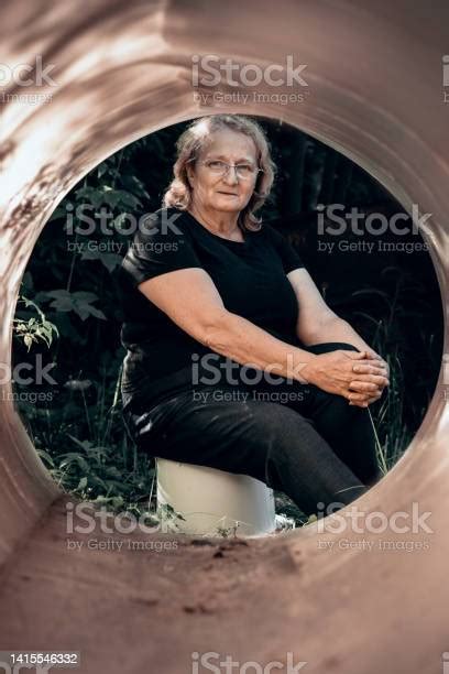 자연스러운 배경에 안경 클로즈업을 한 노인 여성의 초상화 얼굴에 일몰 햇빛을 가진 남자의 프로필 60 69세에 대한 스톡 사진 및 기타 이미지 Istock