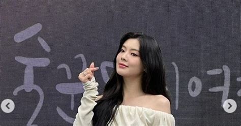 ‘이광수♥ 이선빈 뽀얀 피부 매끈 어깨라인으로 청순 섹시美[m ★sns]