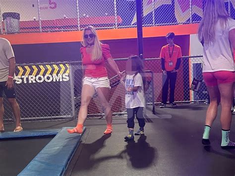 Britney Spears Gaat Trampolinespringen Met De Kinderen Van Haar Vriend