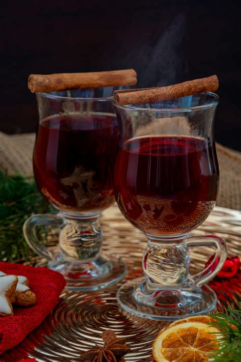 축제의 따뜻함 카셀 크리스마스 마켓의 잔 부딪히는 소리 · 무료 스톡 사진