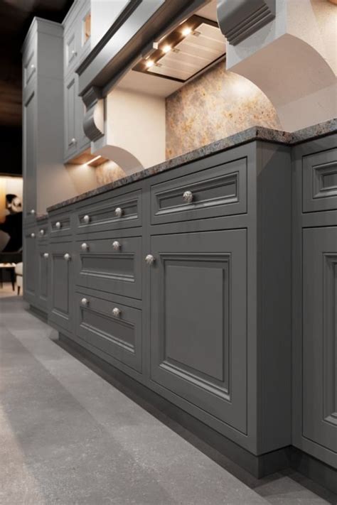 Темно серая кухня в английском стиле