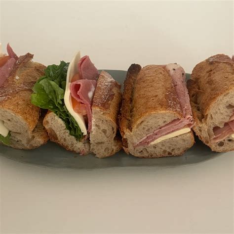 임 삐니임 서연 프레시한 바게트 샌드위치가 먹고싶어서 시켜본 쎄종 파스트라미랑 잠봉봐르인데 개인적으로 버터 두꺼운 걸 좋아하는 취향이 아니라 더 마음에 들었고요