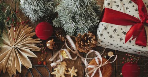 분위기 있는 세련 된 크리스마스 구성 플랫 누워 크리스마스 쿠키 선물 소박한 나무 테이블에 축제 장식 크리스마스 선물 건강한 오트밀 쿠키 장식품 휴일 분위기있는