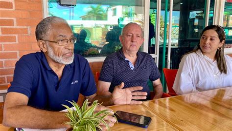 Artistas Plásticos Del Sur Inician Exposición En El Hotel Luxor Para