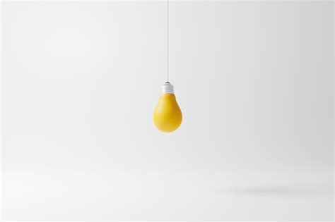 흰색 배경에 노란색 전구를 매달아 놓습니다 창의적인 아이디어와 혁신의 개념 3d 렌더링 그림 0명에 대한 스톡 사진 및 기타 이미지 Istock