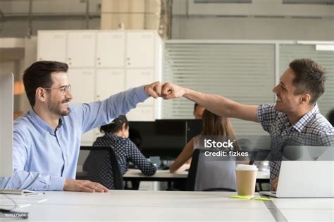 친절 한 웃는 남성 동료 주먹 팀웍 좋은 결과 축 하 지원 해주 비즈니스에 대한 스톡 사진 및 기타 이미지 비즈니스 주기 경영자 Istock