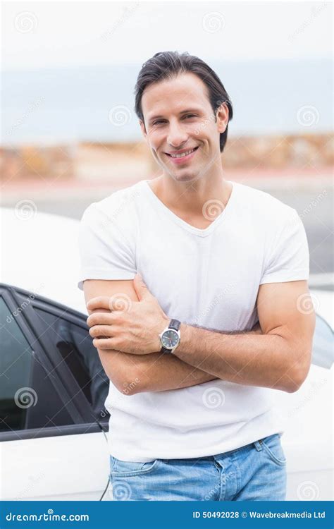Hombre Sonriente Que Se Inclina En La Puerta Foto De Archivo Imagen De Cruzado Ocasional
