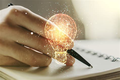 배경 연구 및 개발 개념에 일기에 손으로 쓰기와 창조적 인 전구 홀로그램의 이중 노출 전기 연료 및 전력 생산에 대한 스톡 사진 및 기타 이미지 전기 연료 및 전력 생산