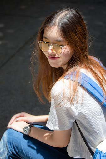 Thai Cina Kacamata Dewasa Gadis Cantik Santai Dan Tersenyum Foto Stok