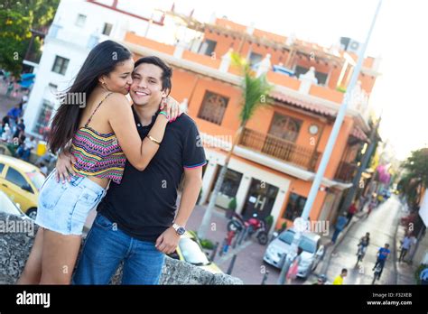 Femme Embrassant Son Petit Ami Banque De Photographies Et Dimages Haute R Solution Alamy