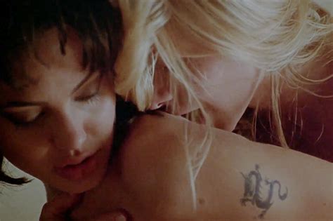 这些电影会让你忽略她们的裸体而被真实的故事打动