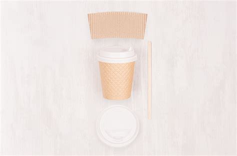 늑 골된 커피 크 래 프 트 종이 컵 빈 레이블 모자 스틱 라이트 나무 보드에 상위 보기 브랜드 정체성 광고 및 디자인 개념에 대 한 이랑 0명에 대한 스톡 사진 및 기타