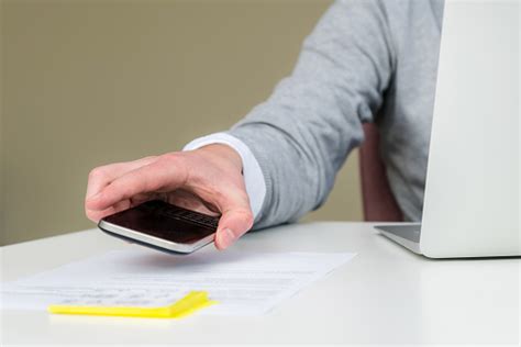 젊은 학생 사업가 직장에서 스마트 휴대 전화를 사용 하 여의 닫습니다 사무실 책상에서 스마트폰을 사용 하 여 사람의 손의 근접