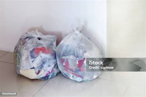사무실 의 쓰레기 봉투 흰색 쓰레기 봉투 쓰레기 건식 폐기물 재활용 쓰레기 종이 스크랩 3r 쓰레기에 대한 스톡 사진 및 기타