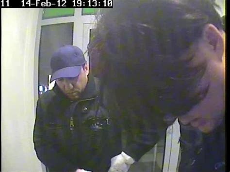 Издирват тези двама мъже за обир на банкомат в центъра на София снимки