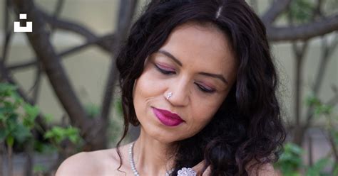 곱슬 머리를 가진 아름 다운 여자가 야외에서 포즈를 취하고 있습니다 사진 Unsplash의 무료 이미지