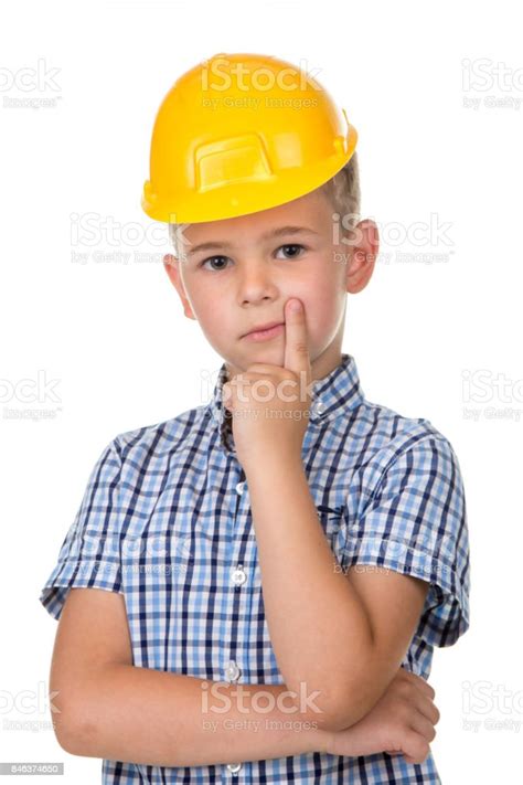 캐주얼 생각 남자백인 남성 모델입니다 블루 셔츠와 작성기 헬멧을 착용 하는 소년의 길이 감정적 초상화 개념에 대한 스톡 사진 및