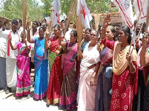 Mayiladuthurai We Are The Women Gathered In Front Of The Tamil Party Members House With A Broom