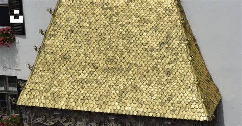 노란색 지붕과 창문이 있는 고층 건물 사진 Unsplash의 무료 금 이미지