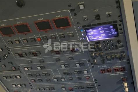 항공기 조종석 컨트롤 패널 클로즈업 Yanggiri 사진 항공기 여객기 조종 조종석 컨트롤 패널 클로즈업 통신 장비 조작 채널 Vhf 버튼 스위치