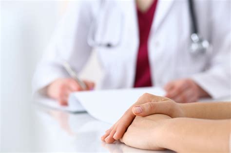 여성 의사가 환자를 상담 하는 동안 응용 프로그램 양식을 작성 그냥 손 의학 및 건강 관리 Concep 건강관리와 의술에 대한 스톡 사진 및 기타 이미지 Istock