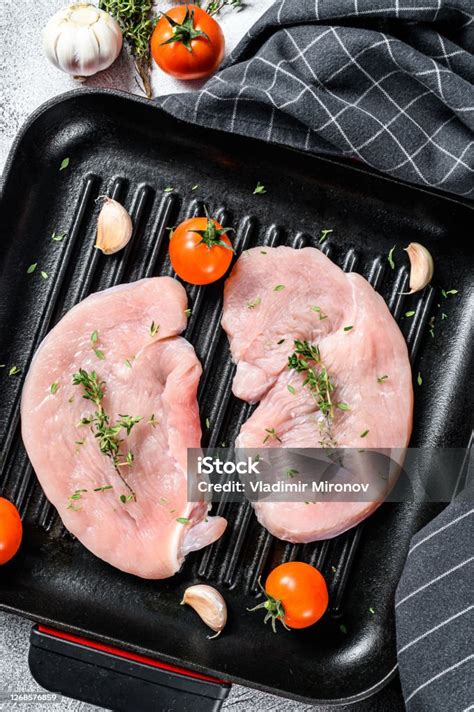 냄비에 원시 터키 유방 스테이크 유기농 가금류 고기 회색 배경 위쪽 보기 0명에 대한 스톡 사진 및 기타 이미지 0명