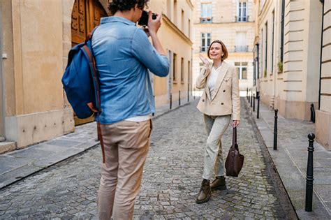 프랑스 파리의 거리에서 카메라를 사용하여 여자 친구의 사진을 찍는 남자 친구 사진작가에 대한 스톡 사진 및 기타 이미지 사진작가 프랑스 프랑스 문화 Istock
