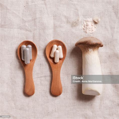 버섯과 천연 허브 알약은 섬유 배경에 나무 숟가락에 있습니다 환경 친화적이고 건강하며 의료 보충제 개념 복사 공간정사각형 0명에 대한 스톡 사진 및 기타 이미지 Istock