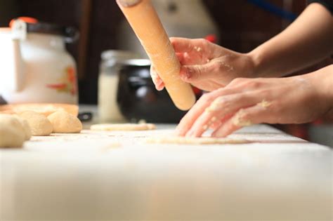 여성의 손은 만두반죽을 굴려서 만두를 만듭니다 가정 생활에 대한 스톡 사진 및 기타 이미지 가정 생활 가정 주방 가정의 방 Istock
